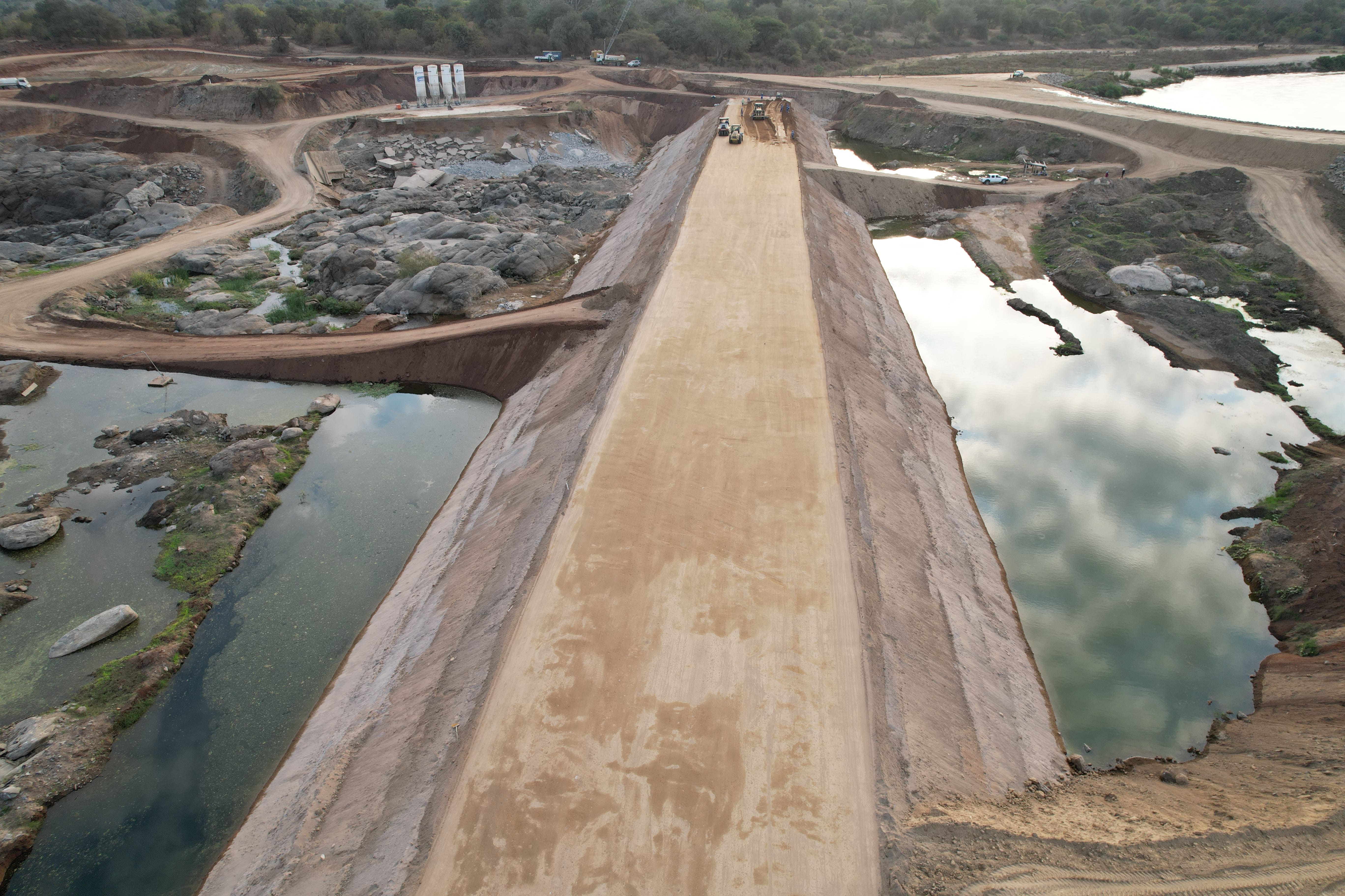 Traitement des sols aux liants hydrauliques : application à la ...