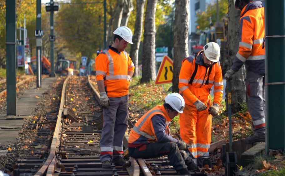 Les équipes d’Eiffage Rail sur le tramway de Lille | Éditions RGRA